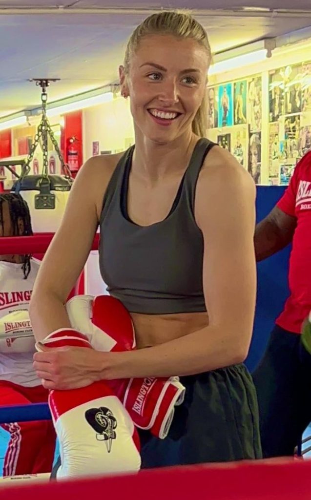 Leah Williamson in a bra🥵 - Hottest Female Athletes