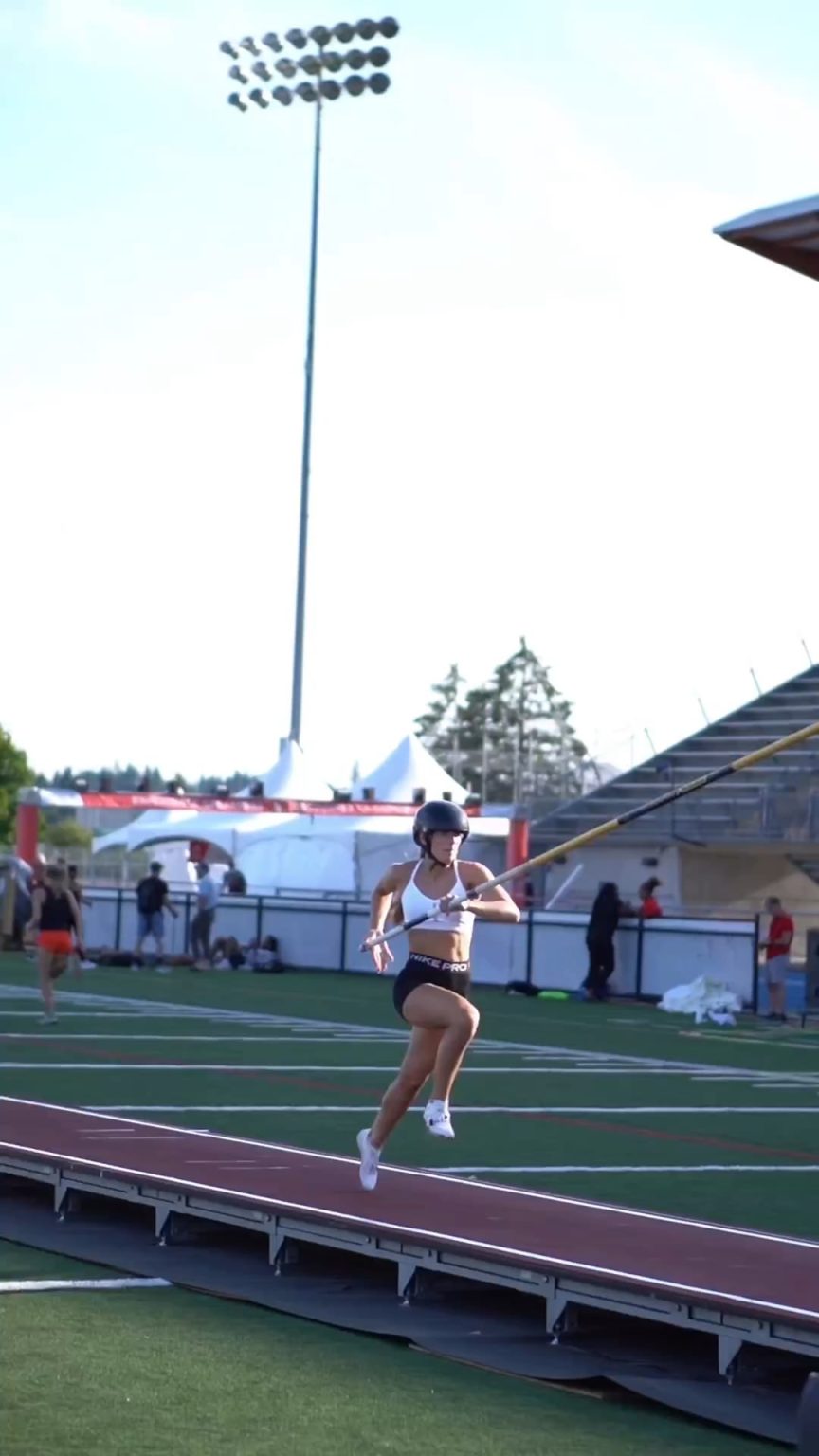 Robin Bone - Canadian pole vaulter - Hottest Female Athletes