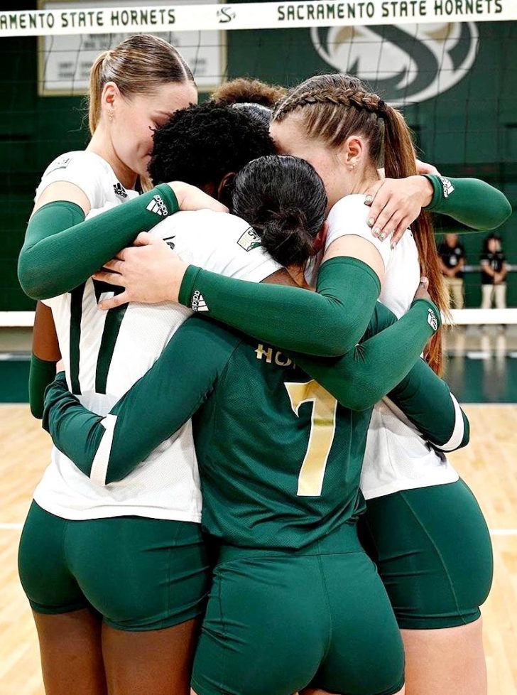 Team Huddle - Hottest Female Athletes