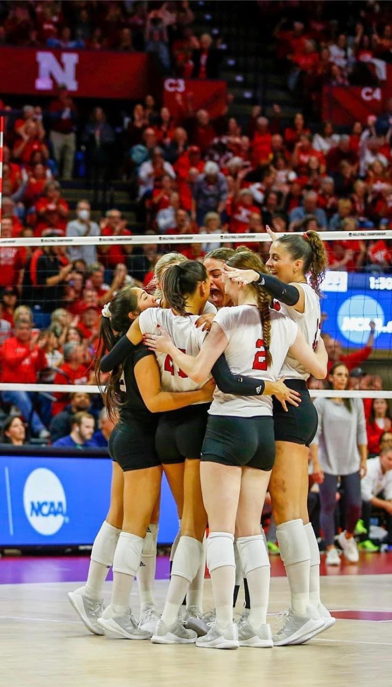 Nebraska huddle - Hottest Female Athletes