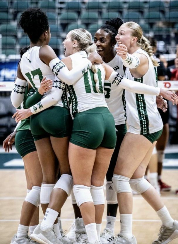 U of Hawaii volleyball team huddle - Hottest Female Athletes