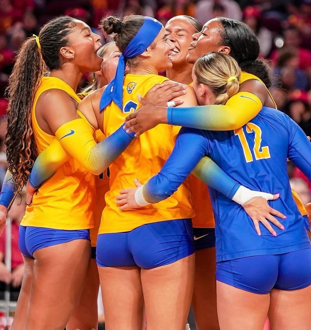 Pittsburgh team huddle - Hottest Female Athletes