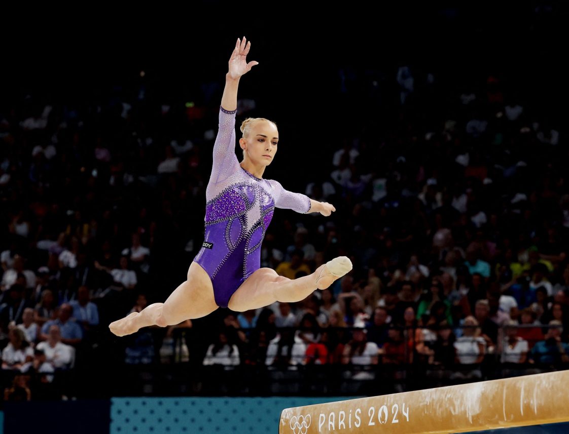 Balance beam Italian gymnast doing the splits - Hottest Female Athletes