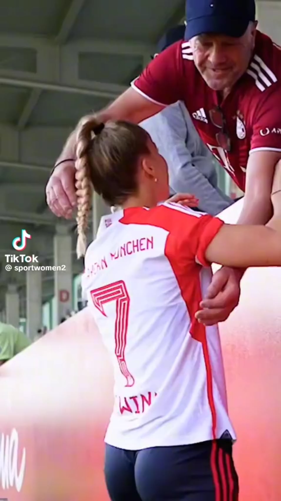 Giulia gwinn- football - Hottest Female Athletes